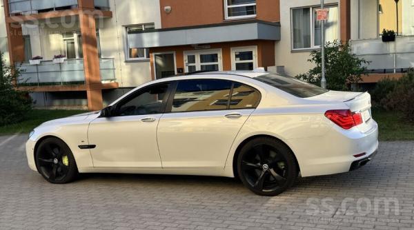 White BMW 750 2009 in Riga, with an engine capacity of 4.40 L and mileage of 214 thousand km for 11500 €, photo 2 on AUTOMOTO.COM.LV