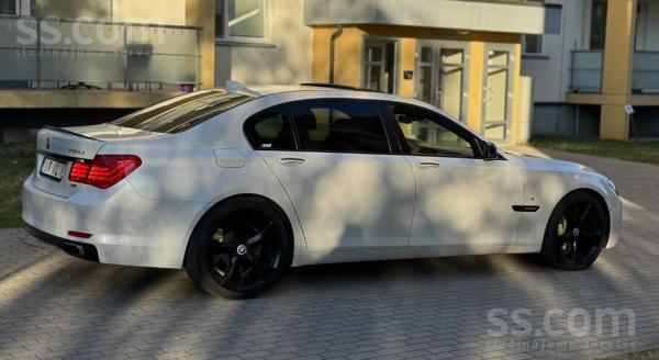 White BMW 750 2009 in Riga, with an engine capacity of 4.40 L and mileage of 214 thousand km for 11500 €, photo 4 on AUTOMOTO.COM.LV