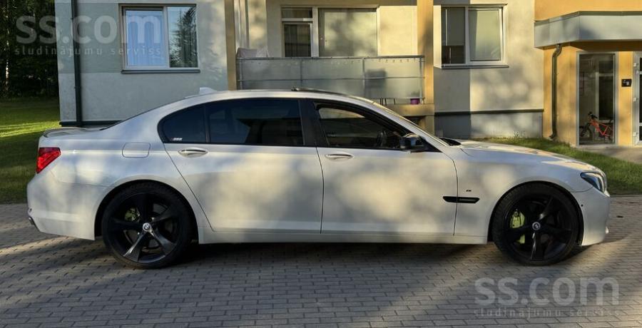 White BMW 750 2009 in Riga, with an engine capacity of 4.40 L and mileage of 214 thousand km for 11500 €, photo 6 on AUTOMOTO.COM.LV