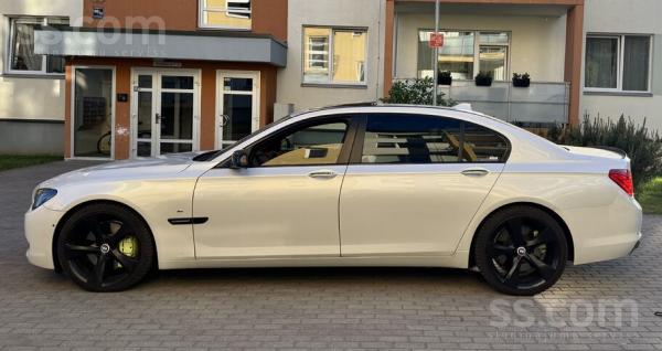 White BMW 750 2009 in Riga, with an engine capacity of 4.40 L and mileage of 214 thousand km for 11500 €, photo 6 on AUTOMOTO.COM.LV