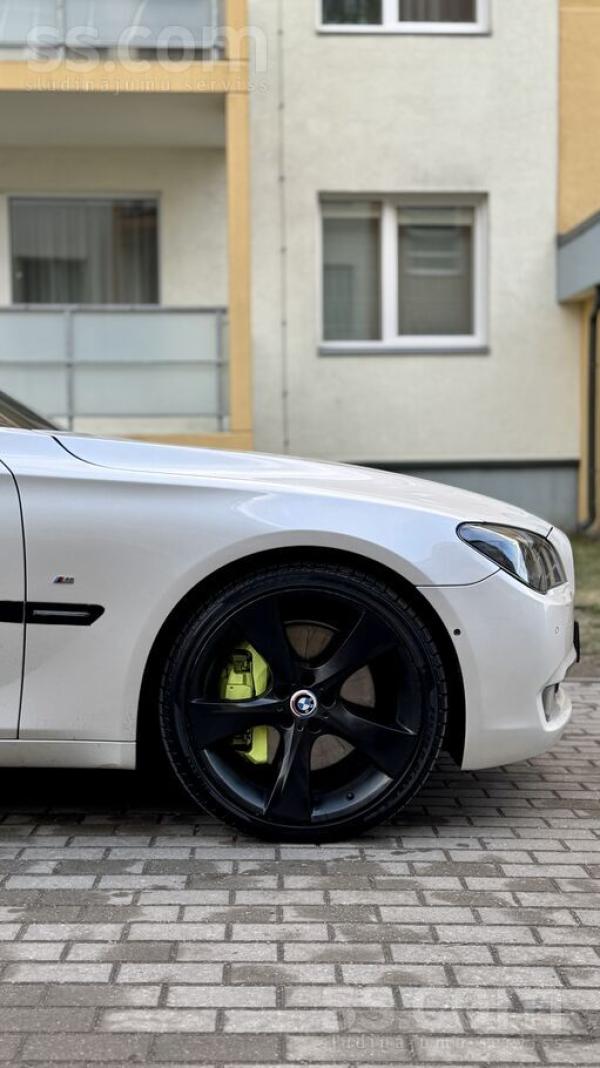 White BMW 750 2009 in Riga, with an engine capacity of 4.40 L and mileage of 214 thousand km for 11500 €, photo 8 on AUTOMOTO.COM.LV
