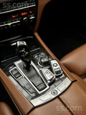 White BMW 750 2009 in Riga, with an engine capacity of 4.40 L and mileage of 214 thousand km for 11500 €, photo 25 on AUTOMOTO.COM.LV