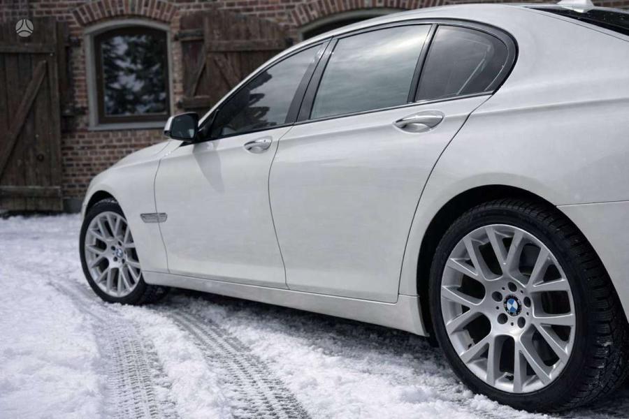 Balts BMW 750 2010 Klaipėda, ar dzinēja tilpumu 4.40 L un nobraukumu 171 tūkst. km par 9950 €, foto 8 vietnē AUTOMOTO.COM.LV