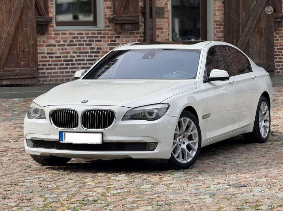 White BMW 750 2010 in Klaipeda, with an engine capacity of 4.40 L and mileage of 171 thousand km for 9400 €, photo 1 on AUTOMOTO.COM.LV