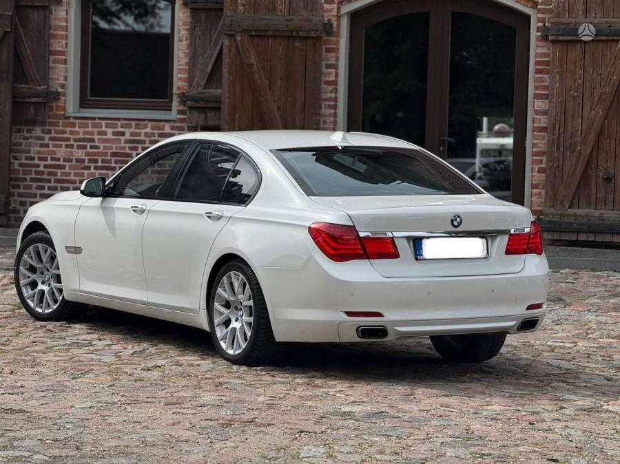 White BMW 750 2010 in Klaipeda, with an engine capacity of 4.40 L and mileage of 171 thousand km for 9400 €, photo 8 on AUTOMOTO.COM.LV