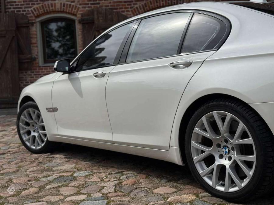 White BMW 750 2010 in Klaipeda, with an engine capacity of 4.40 L and mileage of 171 thousand km for 9400 €, photo 12 on AUTOMOTO.COM.LV