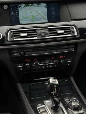 White BMW 750 2010 in Klaipeda, with an engine capacity of 4.40 L and mileage of 171 thousand km for 9400 €, photo 18 on AUTOMOTO.COM.LV