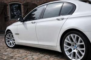 White BMW 750 2010 in Klaipeda, with an engine capacity of 4.40 L and mileage of 171 thousand km for 8700 €, photo 3 on AUTOMOTO.COM.LV