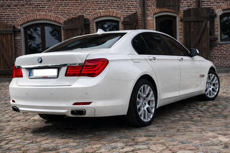 White BMW 750 2010 in Klaipeda, with an engine capacity of 4.40 L and mileage of 171 thousand km for 8700 €, photo 5 on AUTOMOTO.COM.LV