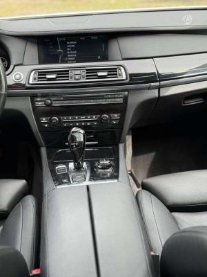 White BMW 750 2010 in Klaipeda, with an engine capacity of 4.40 L and mileage of 171 thousand km for 8700 €, photo 13 on AUTOMOTO.COM.LV
