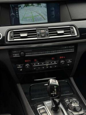 White BMW 750 2010 in Klaipeda, with an engine capacity of 4.40 L and mileage of 171 thousand km for 8700 €, photo 14 on AUTOMOTO.COM.LV