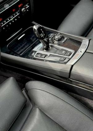 White BMW 750 2010 in Klaipeda, with an engine capacity of 4.40 L and mileage of 171 thousand km for 8700 €, photo 15 on AUTOMOTO.COM.LV