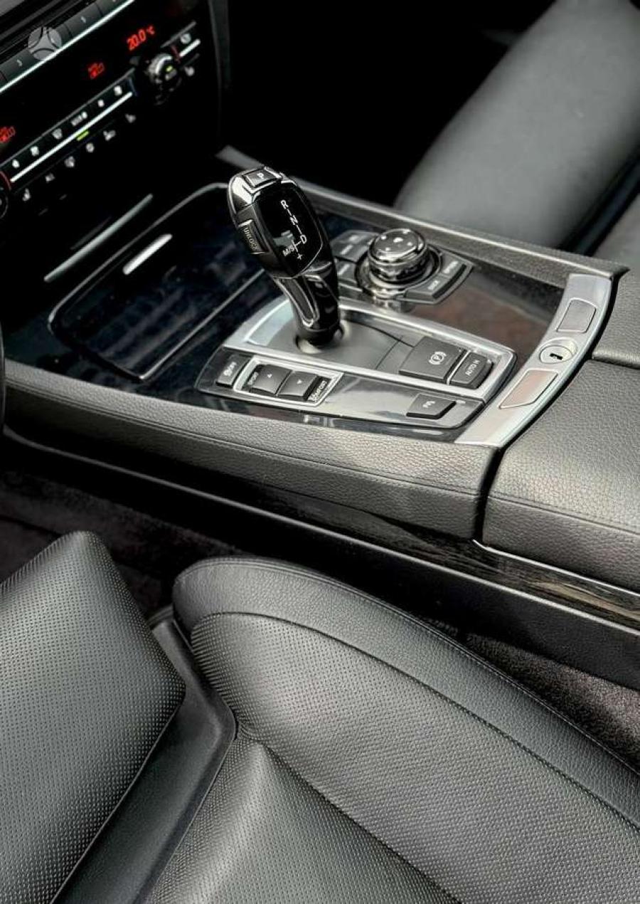 White BMW 750 2010 in Klaipeda, with an engine capacity of 4.40 L and mileage of 171 thousand km for 8700 €, photo 15 on AUTOMOTO.COM.LV