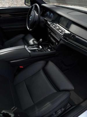 White BMW 750 2010 in Klaipeda, with an engine capacity of 4.40 L and mileage of 171 thousand km for 8700 €, photo 17 on AUTOMOTO.COM.LV