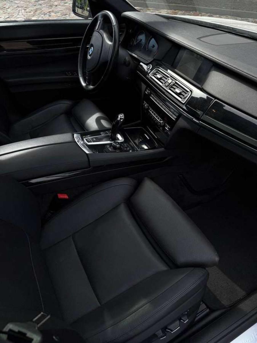 White BMW 750 2010 in Klaipeda, with an engine capacity of 4.40 L and mileage of 171 thousand km for 8700 €, photo 17 on AUTOMOTO.COM.LV