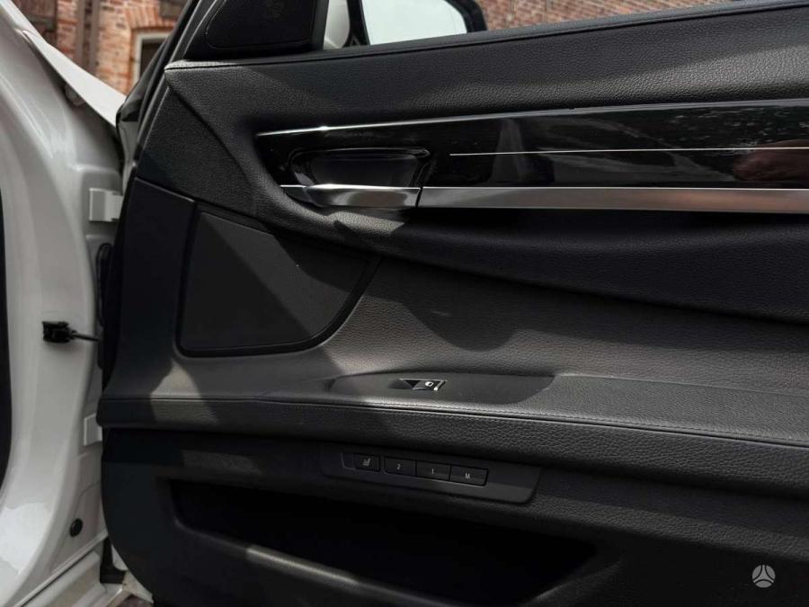 Balts BMW 750 2010 Klaipėda, ar dzinēja tilpumu 4.40 L un nobraukumu 171 tūkst. km par 8700 €, foto 24 vietnē AUTOMOTO.COM.LV