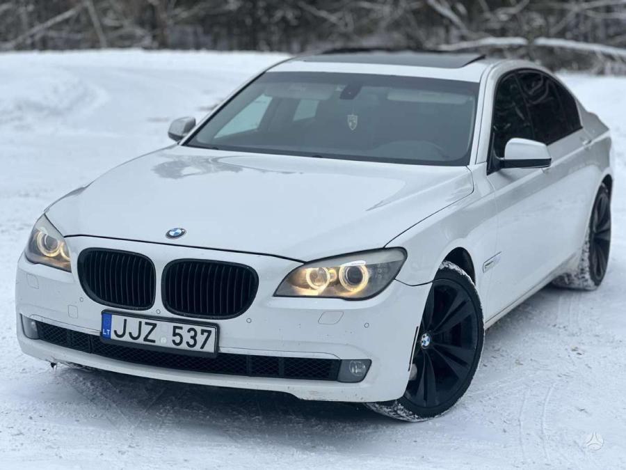 White BMW 750 2011 in Vilnius, with an engine capacity of 4.40 L and mileage of 352 thousand km for 4400 €, photo 1 on AUTOMOTO.COM.LV