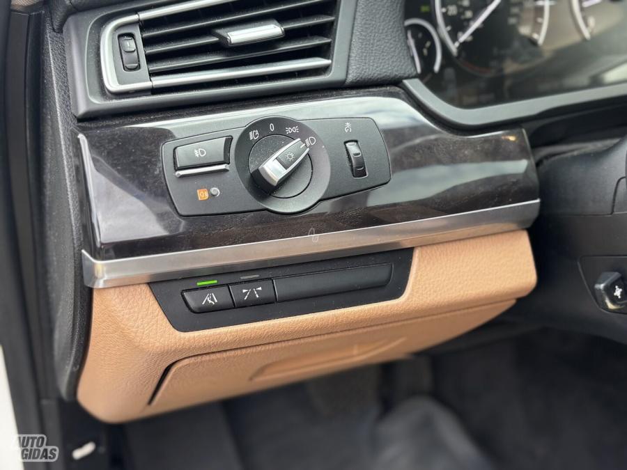 Balts BMW 750 2011 Kauņa, ar dzinēja tilpumu 4.40 L un nobraukumu 200 tūkst. km par 5000 €, foto 26 vietnē AUTOMOTO.COM.LV