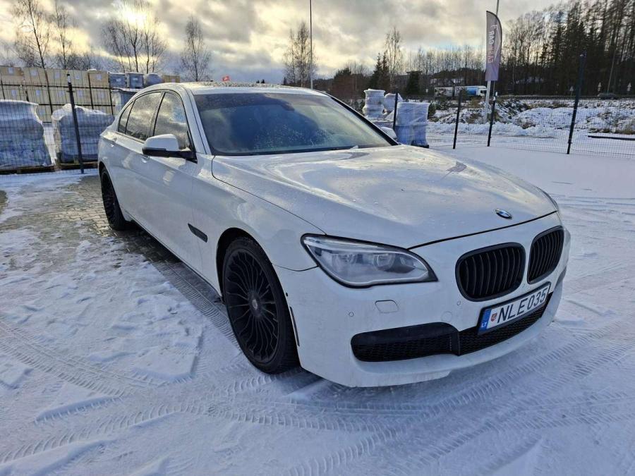 White BMW 750 2013 in Vilnius, with an engine capacity of 4.40 L and mileage of 200 thousand km for 9900 €, photo 1 on AUTOMOTO.COM.LV