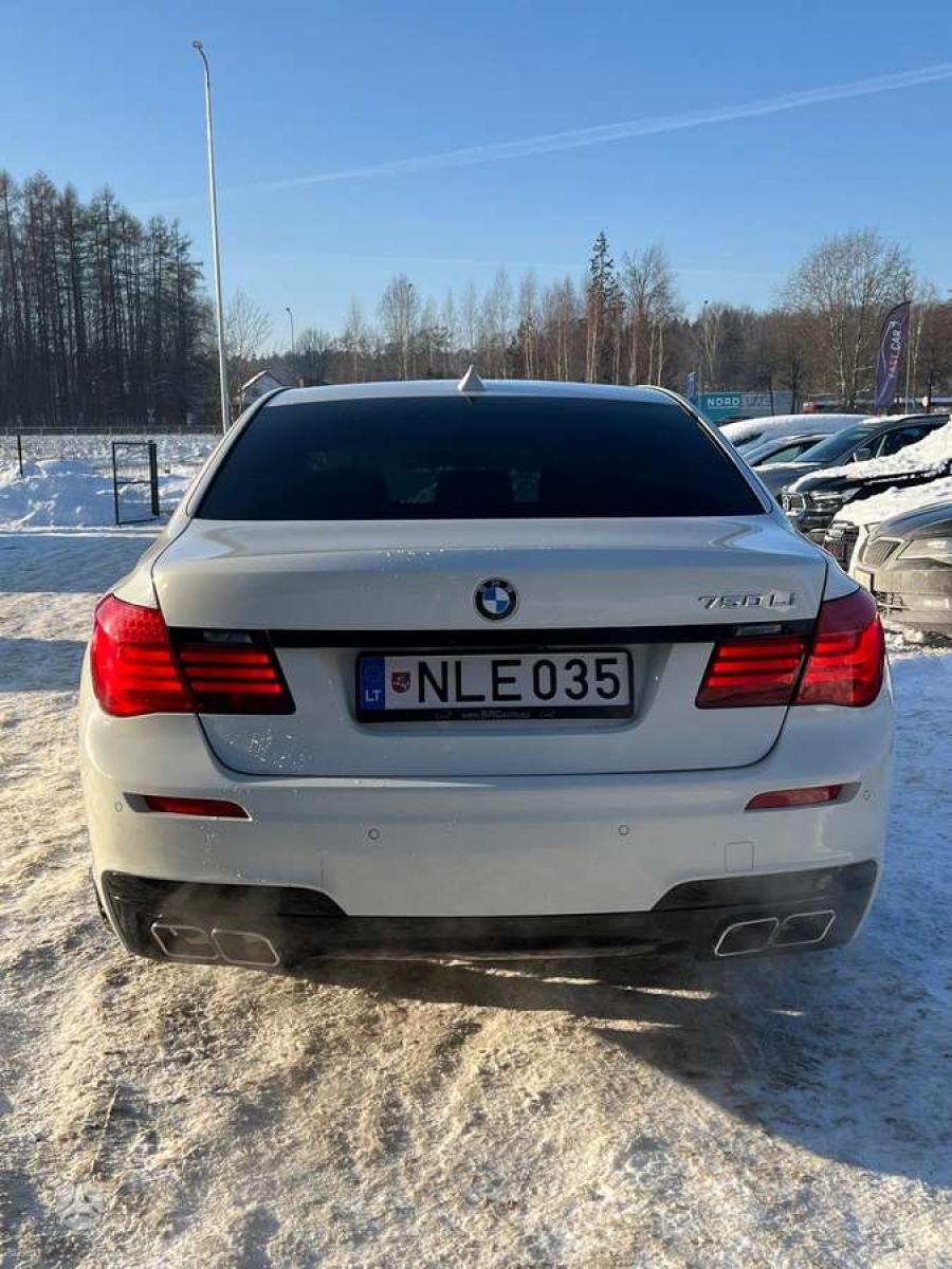Balts BMW 750 2013 Viļņa, ar dzinēja tilpumu 4.40 L un nobraukumu 201 tūkst. km par 8800 €, foto 6 vietnē AUTOMOTO.COM.LV