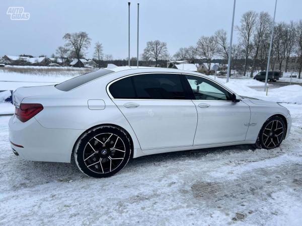 White BMW 750 2013 in Mazeikiai, with an engine capacity of 4.40 L and mileage of 274 thousand km for 10500 €, photo 3 on AUTOMOTO.COM.LV