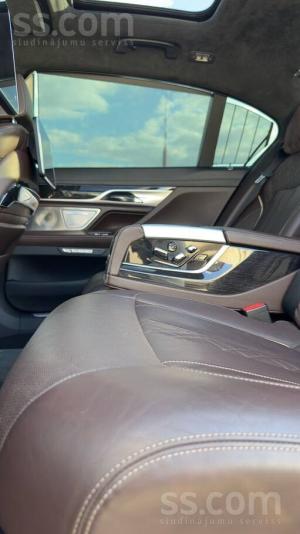 White BMW 750 2016 in Riga, with an engine capacity of 4.40 L and mileage of 96 thousand km for 24990 €, photo 18 on AUTOMOTO.COM.LV