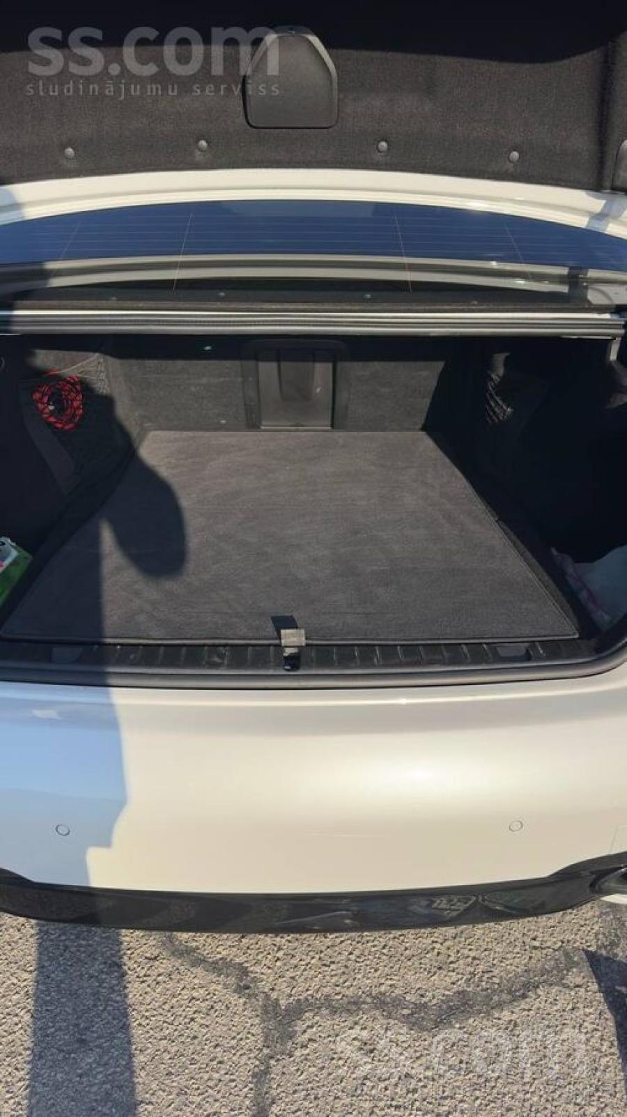 White BMW 750 2016 in Riga, with an engine capacity of 4.40 L and mileage of 96 thousand km for 24990 €, photo 23 on AUTOMOTO.COM.LV