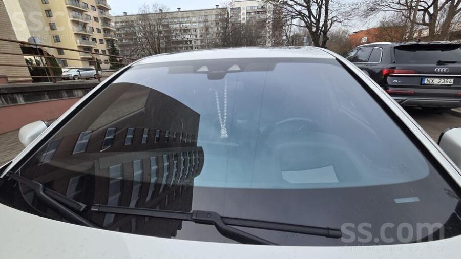 White BMW 750 2016 in Riga, with an engine capacity of 4.40 L and mileage of 173 thousand km for 31750 €, photo 4 on AUTOMOTO.COM.LV