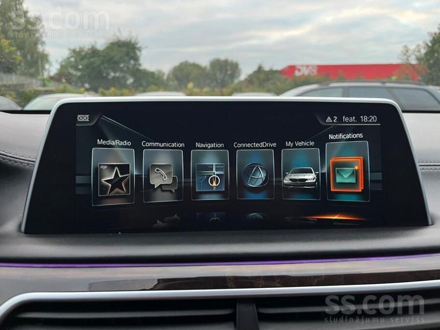 White BMW 750 2016 in Riga, with an engine capacity of 4.40 L and mileage of 173 thousand km for 31750 €, photo 8 on AUTOMOTO.COM.LV
