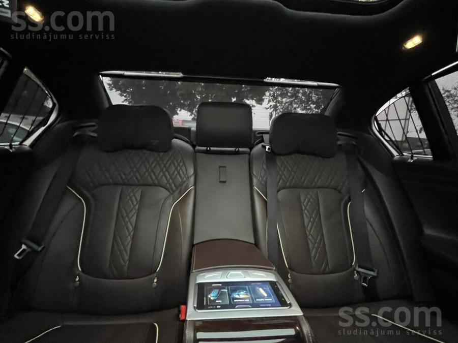 White BMW 750 2016 in Riga, with an engine capacity of 4.40 L and mileage of 173 thousand km for 31750 €, photo 10 on AUTOMOTO.COM.LV