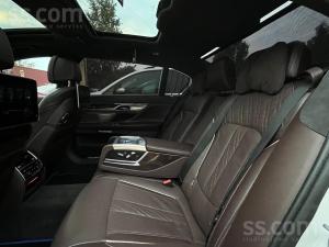 White BMW 750 2016 in Riga, with an engine capacity of 4.40 L and mileage of 173 thousand km for 31750 €, photo 14 on AUTOMOTO.COM.LV