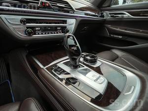 White BMW 750 2016 in Riga, with an engine capacity of 4.40 L and mileage of 173 thousand km for 31750 €, photo 21 on AUTOMOTO.COM.LV