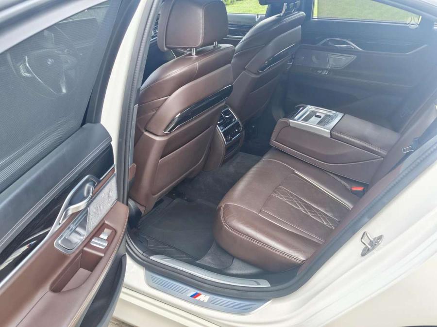 White BMW 750 2016 in Kaunas, with an engine capacity of 4.40 L and mileage of 154 thousand km for 16500 €, photo 12 on AUTOMOTO.COM.LV