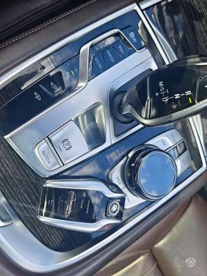 White BMW 750 2016 in Kaunas, with an engine capacity of 4.40 L and mileage of 154 thousand km for 16500 €, photo 21 on AUTOMOTO.COM.LV