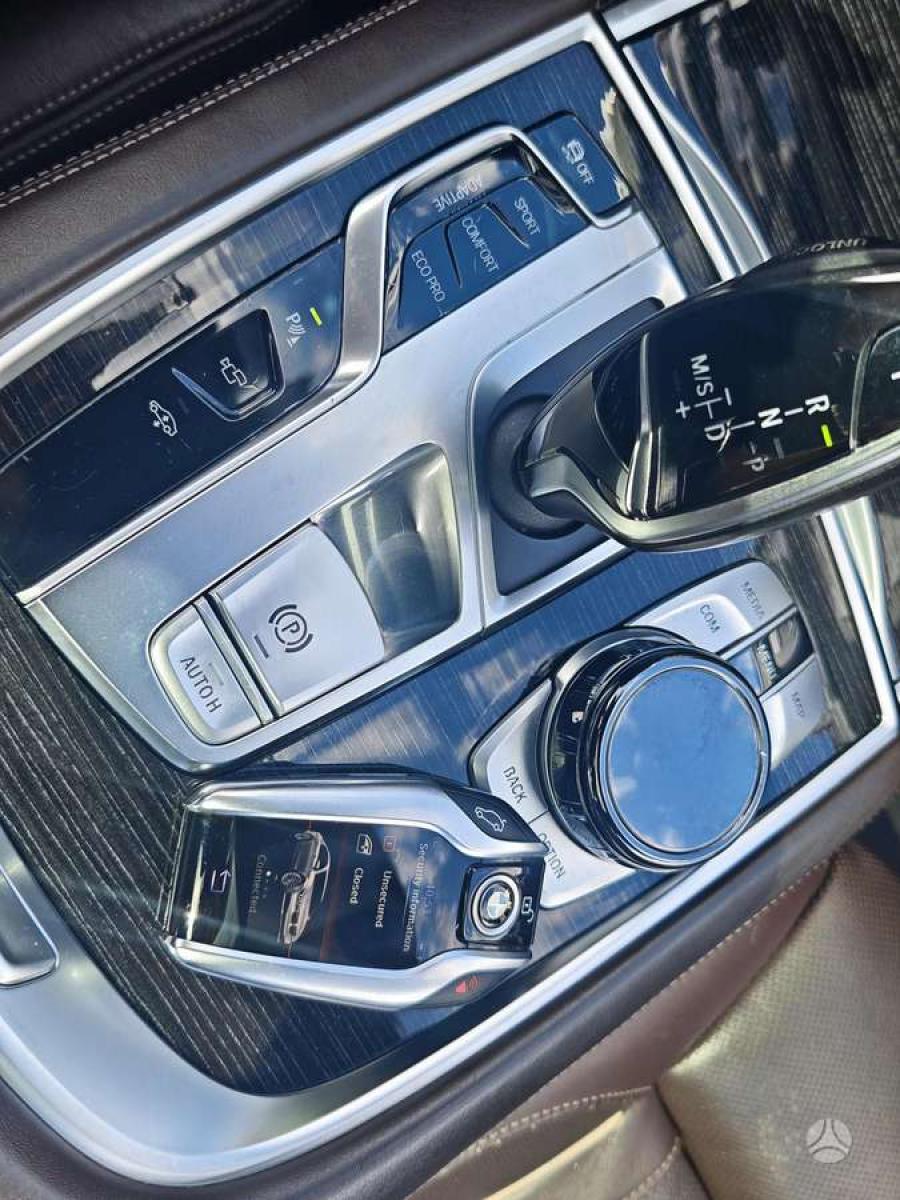 White BMW 750 2016 in Kaunas, with an engine capacity of 4.40 L and mileage of 154 thousand km for 16500 €, photo 21 on AUTOMOTO.COM.LV