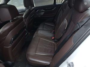 White BMW 750 2016 in Kaunas, with an engine capacity of 4.40 L and mileage of 154 thousand km for 16500 €, photo 31 on AUTOMOTO.COM.LV