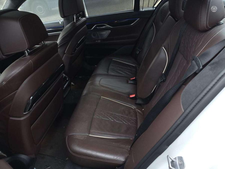 White BMW 750 2016 in Kaunas, with an engine capacity of 4.40 L and mileage of 154 thousand km for 16500 €, photo 31 on AUTOMOTO.COM.LV