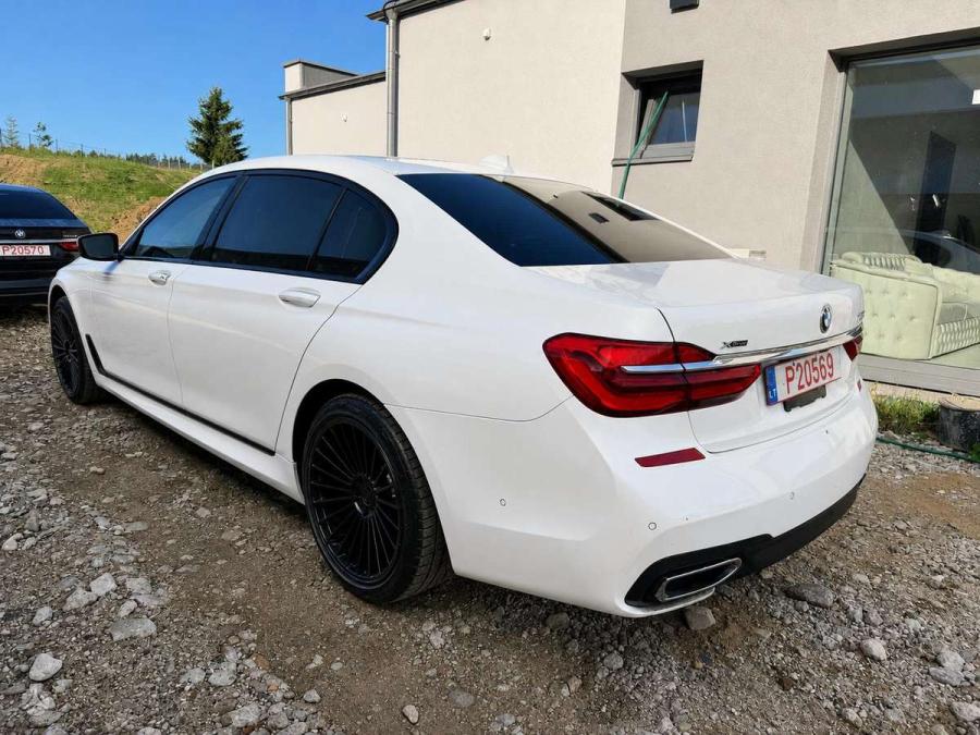 White BMW 750 2016 in Vilnius, with an engine capacity of 4.40 L and mileage of 148 thousand km for 15999 €, photo 7 on AUTOMOTO.COM.LV