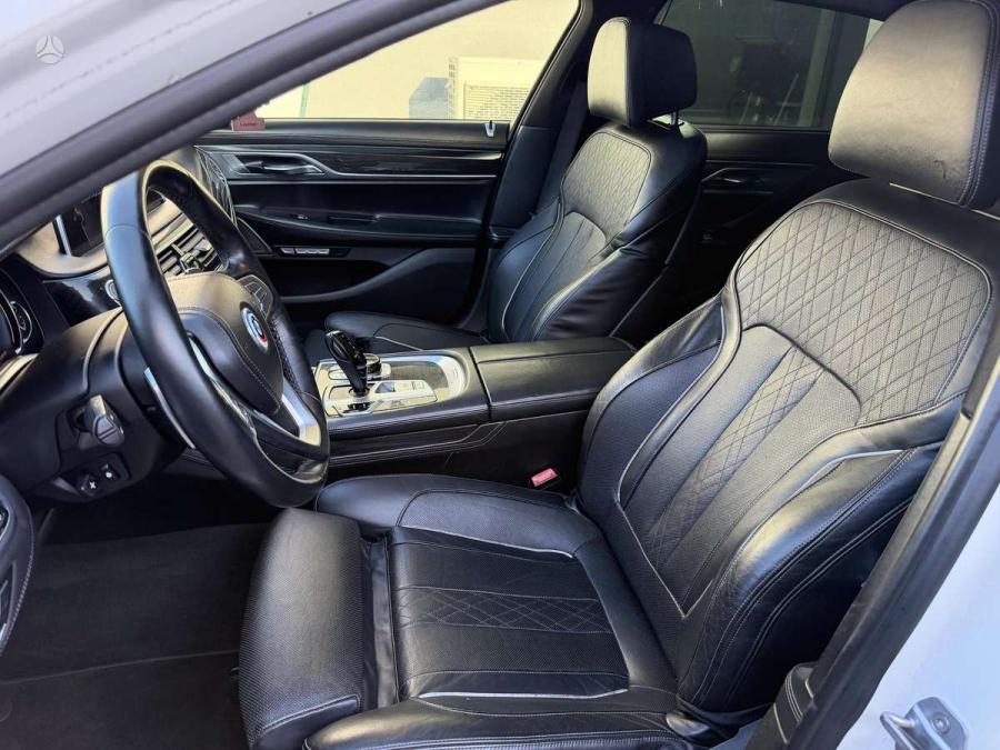 White BMW 750 2016 in Vilnius, with an engine capacity of 4.40 L and mileage of 148 thousand km for 15999 €, photo 13 on AUTOMOTO.COM.LV
