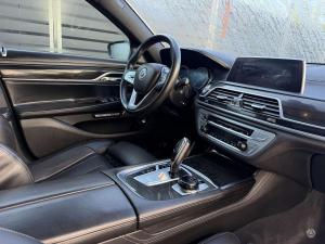 White BMW 750 2016 in Vilnius, with an engine capacity of 4.40 L and mileage of 148 thousand km for 15999 €, photo 17 on AUTOMOTO.COM.LV