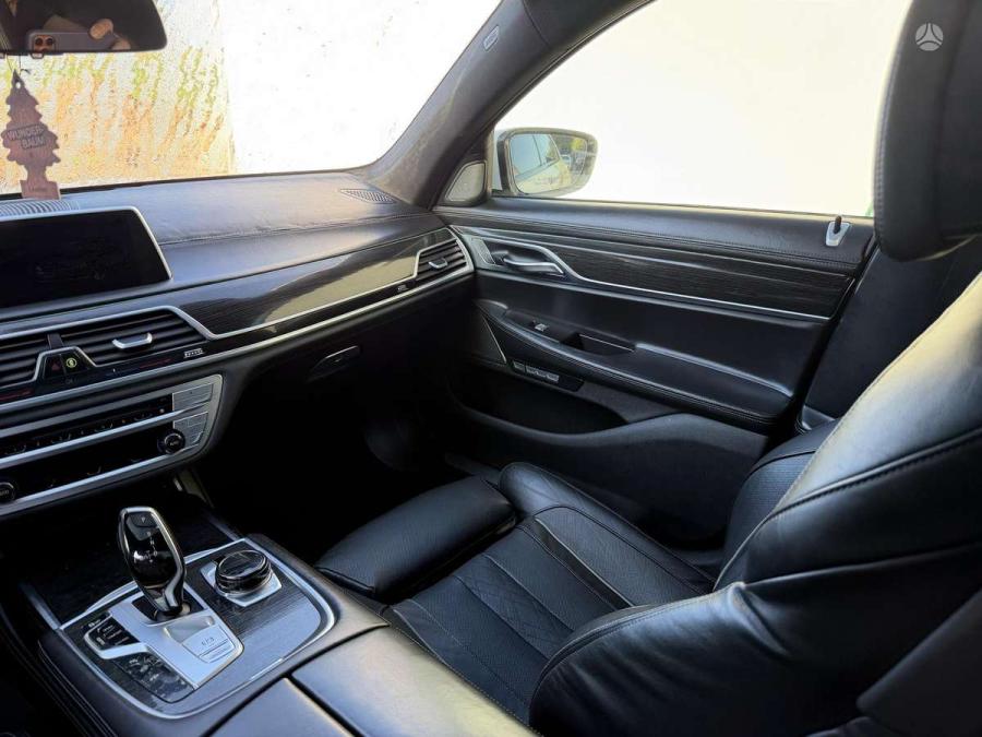 White BMW 750 2016 in Vilnius, with an engine capacity of 4.40 L and mileage of 148 thousand km for 15999 €, photo 18 on AUTOMOTO.COM.LV