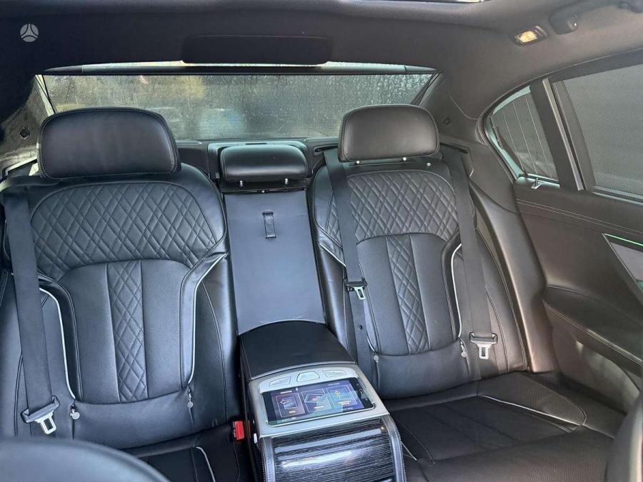 White BMW 750 2016 in Vilnius, with an engine capacity of 4.40 L and mileage of 148 thousand km for 15999 €, photo 20 on AUTOMOTO.COM.LV