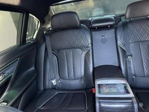 White BMW 750 2016 in Vilnius, with an engine capacity of 4.40 L and mileage of 148 thousand km for 15999 €, photo 24 on AUTOMOTO.COM.LV