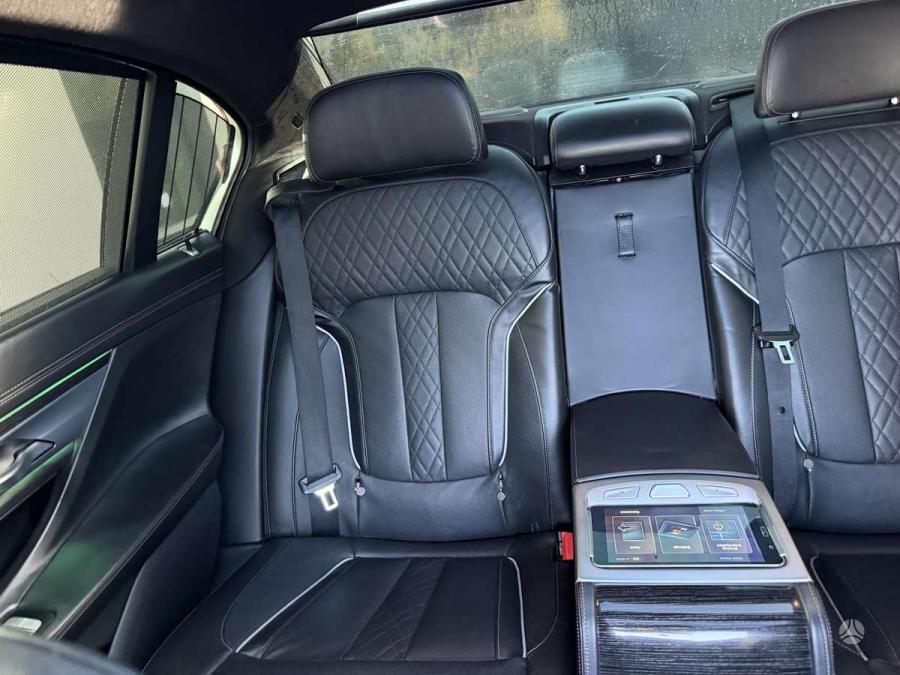 White BMW 750 2016 in Vilnius, with an engine capacity of 4.40 L and mileage of 148 thousand km for 15999 €, photo 24 on AUTOMOTO.COM.LV
