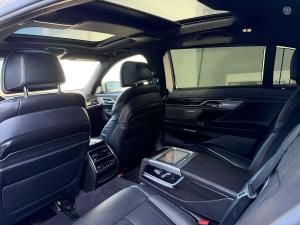 White BMW 750 2016 in Vilnius, with an engine capacity of 4.40 L and mileage of 148 thousand km for 15999 €, photo 25 on AUTOMOTO.COM.LV