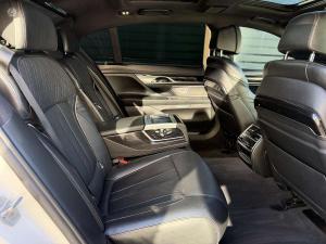 White BMW 750 2016 in Vilnius, with an engine capacity of 4.40 L and mileage of 148 thousand km for 15999 €, photo 26 on AUTOMOTO.COM.LV