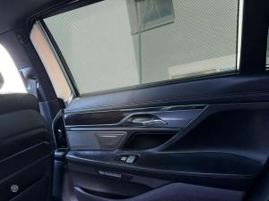 White BMW 750 2016 in Vilnius, with an engine capacity of 4.40 L and mileage of 148 thousand km for 15999 €, photo 28 on AUTOMOTO.COM.LV