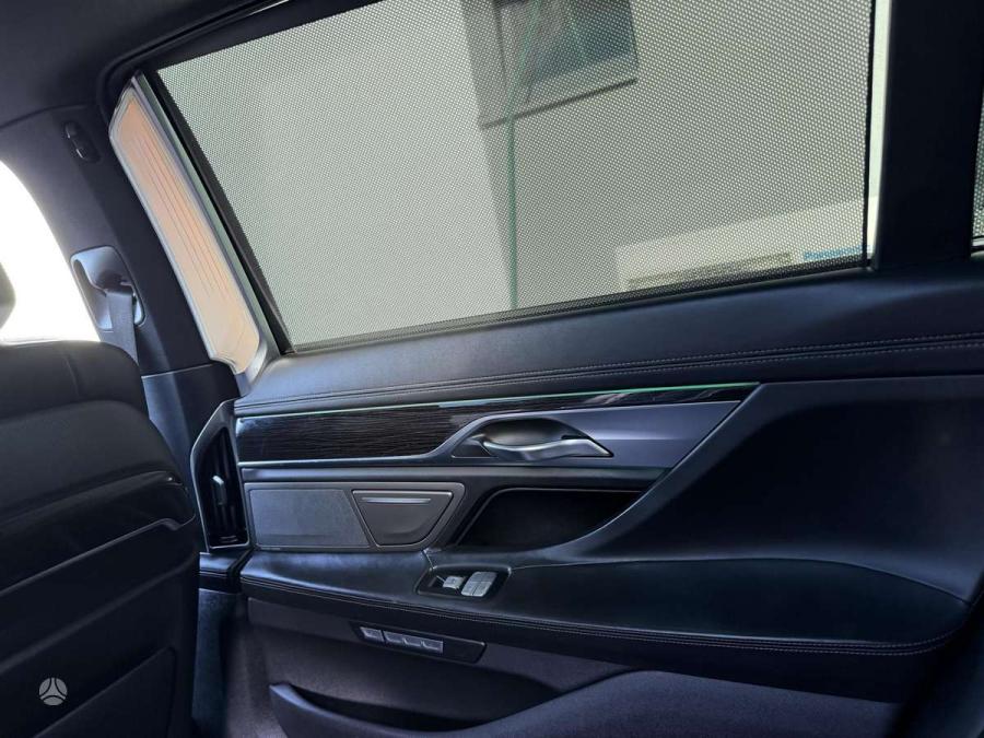 White BMW 750 2016 in Vilnius, with an engine capacity of 4.40 L and mileage of 148 thousand km for 15999 €, photo 28 on AUTOMOTO.COM.LV