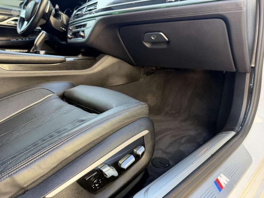 White BMW 750 2016 in Vilnius, with an engine capacity of 4.40 L and mileage of 148 thousand km for 15999 €, photo 30 on AUTOMOTO.COM.LV