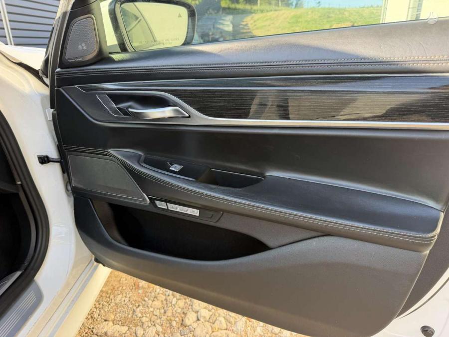 White BMW 750 2016 in Vilnius, with an engine capacity of 4.40 L and mileage of 148 thousand km for 15999 €, photo 32 on AUTOMOTO.COM.LV